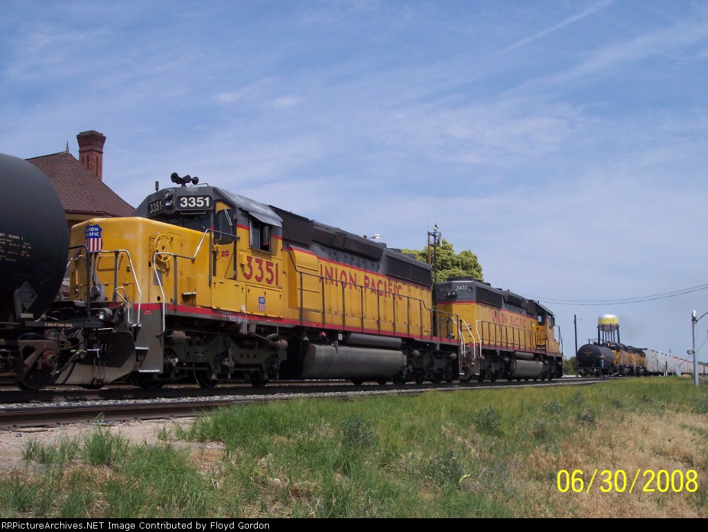 UP 3351 and UP 3433 (UP local 41) wait on siding as UP local 43 switches cars